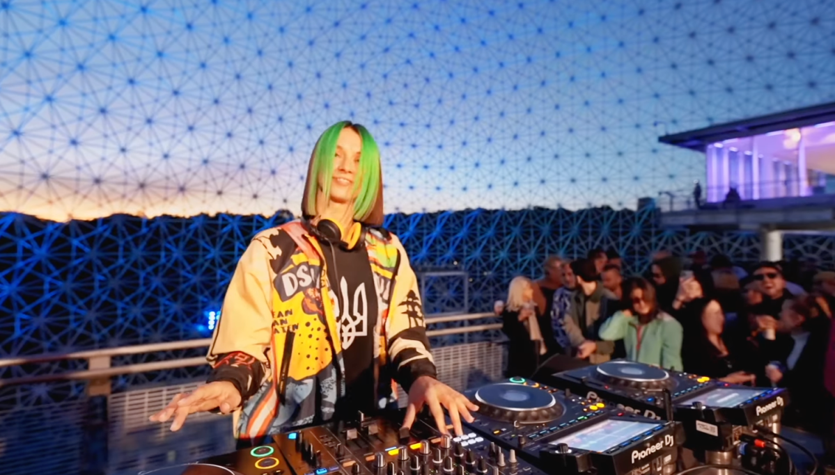 Miss Monique, Asher Swissa, Sandhaus – Electric – Travel in Life